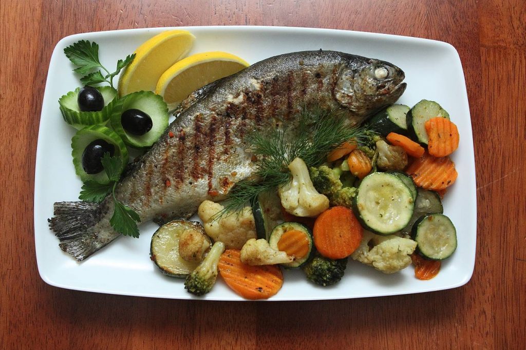 Grilēta varavīksnes forele ar dārzeņiem | LA.LV