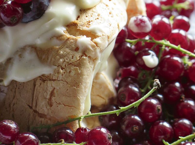 Gaisīgā olbaltuma rulete, līdzīga Pavlova kūkai | LA.LV