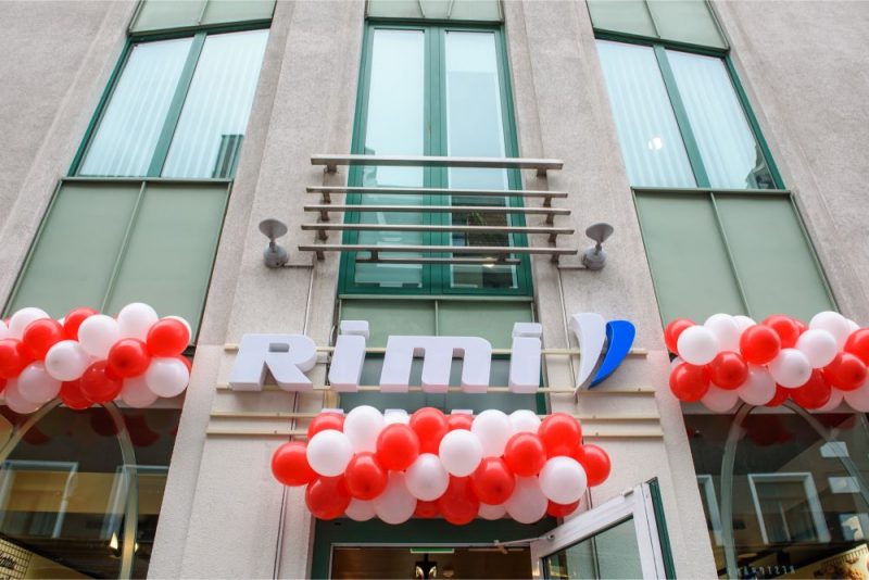 FOTO. Vecrīgā, Rātslaukumā durvis ver jaunā koncepta “Rimi Express ...