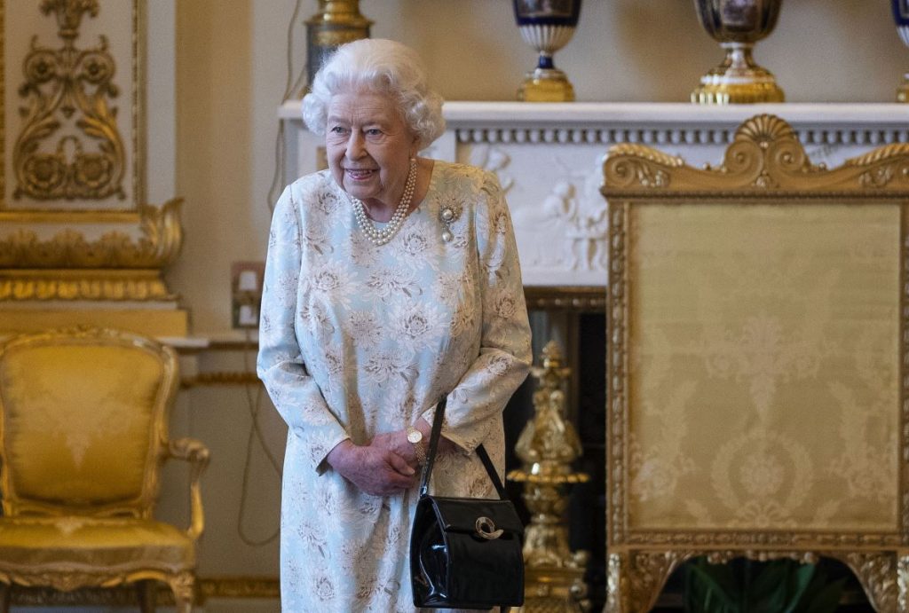 Lielbritānijas karaliene pametīs Londonu | LA.LV