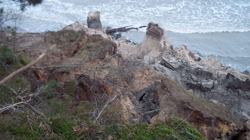 Visi klimata pārmaiņu modeļi norāda uz krasta līnijas atkāpšanos. Dažās ...