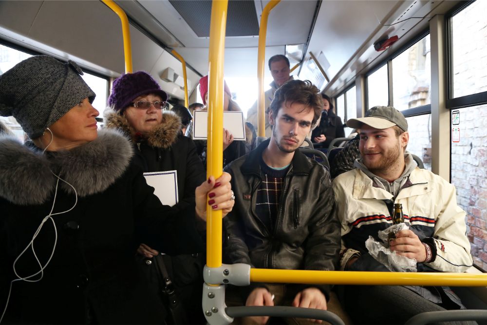 “Sēž smirdīgs bomzis un piedevām vēl vemj…” Cilvēki neapmierināti ar ...