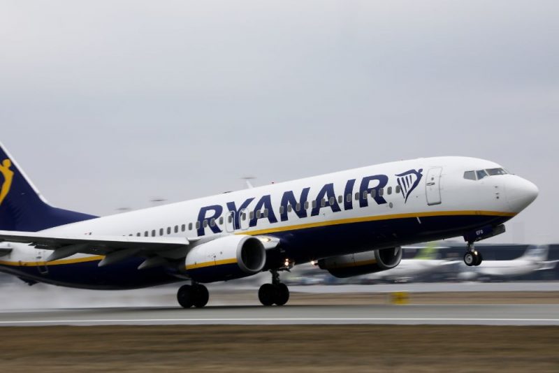 “Ryanair” lidmašīna bija spiesta mainīt virzienu pēc mīklaina GPS ...