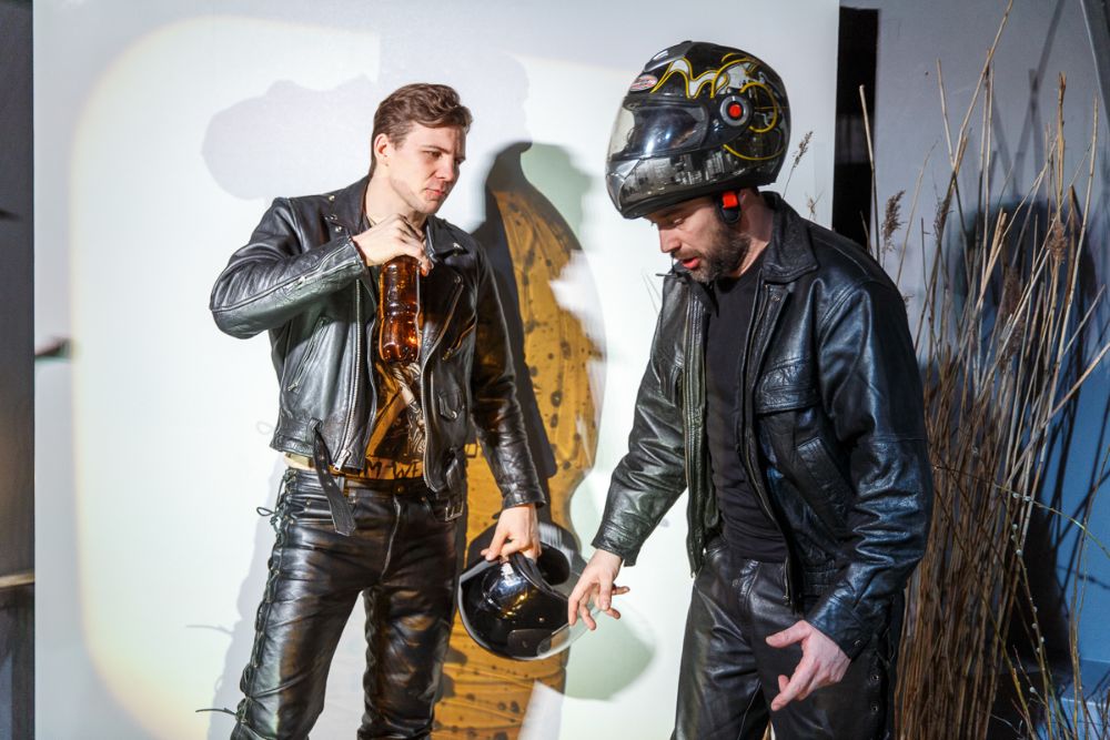 FOTO. Pamest savu “burbuli”. Nacionālajā teātrī tapis iestudējums “Dzīvnieks” | LA.LV