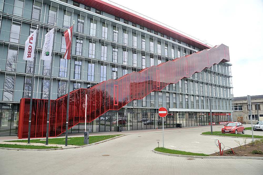 Būvē jaunus birojus un tirdzniecības centrus, taču prognozes “zīmē ...