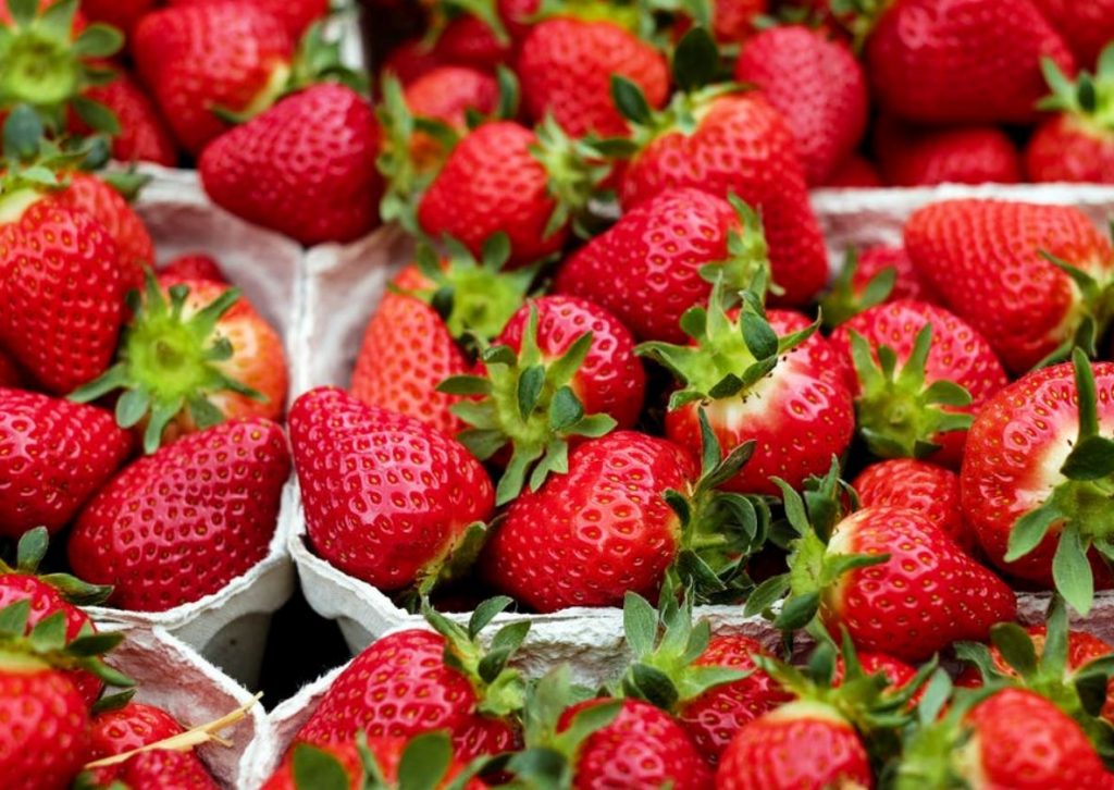 NOSKAIDROJAM! Cik šobrīd maksā Latvijā audzētas zemenes? | LA.LV