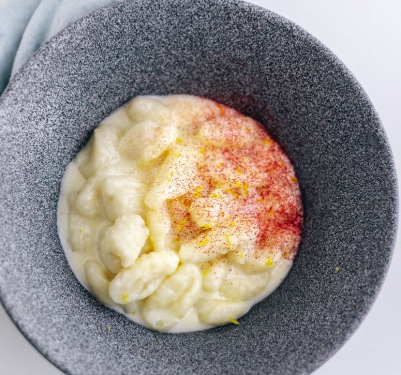 Gardām un neparastām vakariņām šefpavāra recepte: biezpiena klimpas | LA.LV