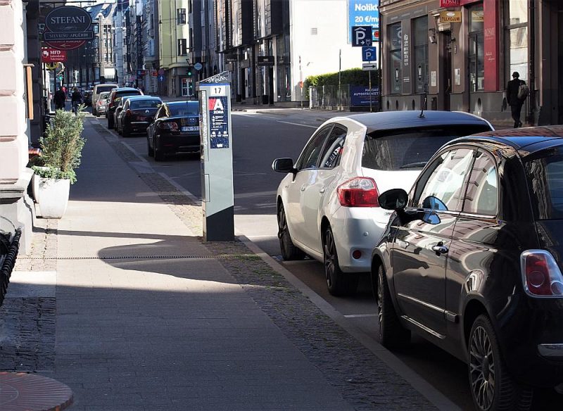 “Par brīvu var stāvēt elektromobiļi.” Kā likumu pētīšana pamudināja ...