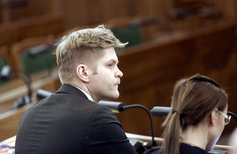 “Piena upes ķīseļa krastos ar šokolādes tiltiem.” Konflikts valdošajā ...