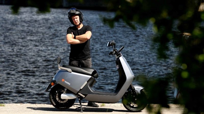 VIDEO: Dziedātājs Normunds Rutulis izmēģina elektrisko skūteri | LA.LV