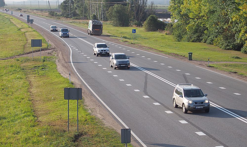 Čakarē, “lien pakaļā” un azartiski izlec pretējā joslā – kā “vidējais ...