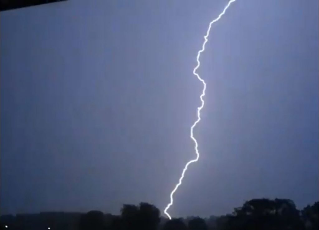 “Lielākā zibeņošana šogad!” Iedzīvotājiem izdevies nofilmēt iespaidīgus ...