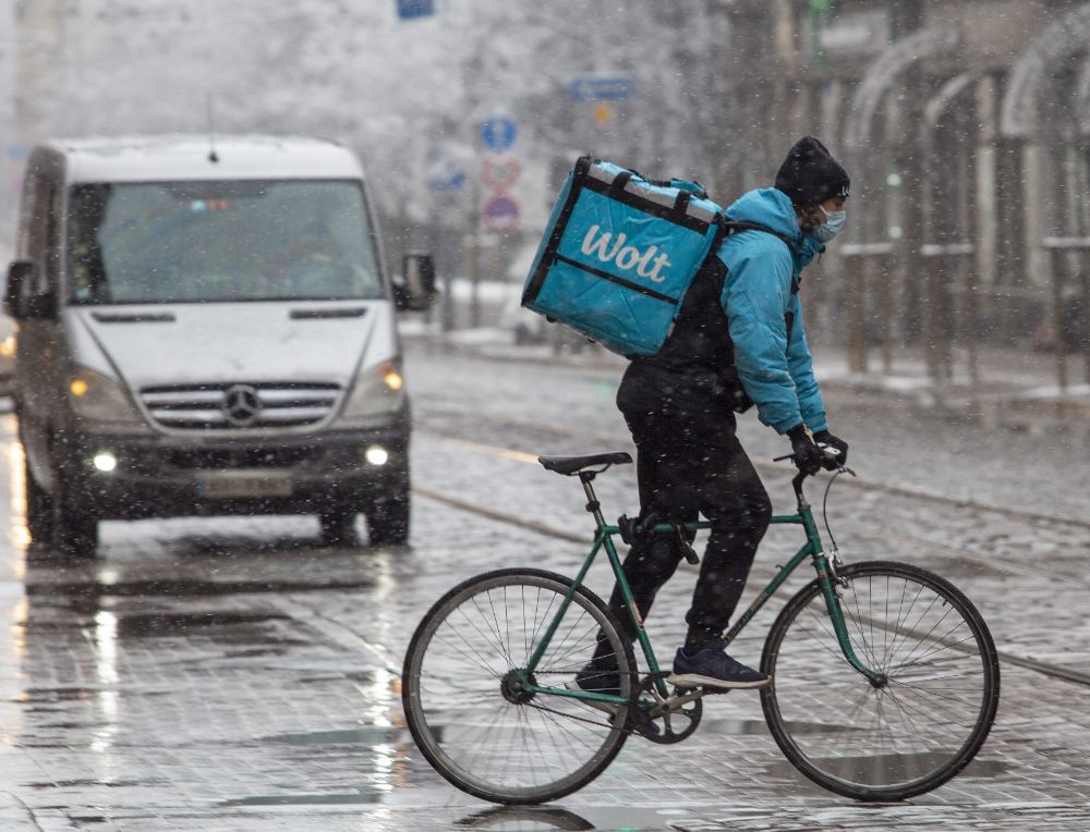 Negaidīti! Noskaidrots, kādus ēdienus latvieši pērn visbiežāk pasūtījuši uz mājām | Veselam.lv