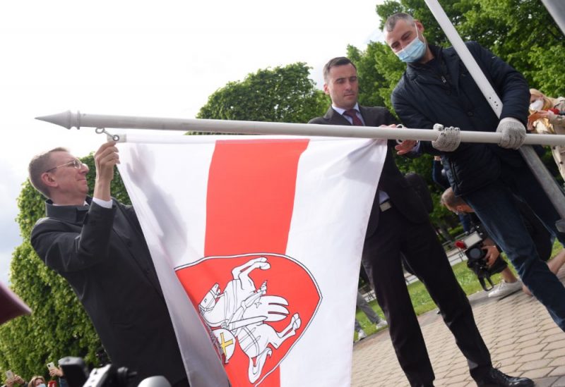 Līdzās citiem hokeja čempionāta dalībvalstu karogiem Baltkrievijas ...