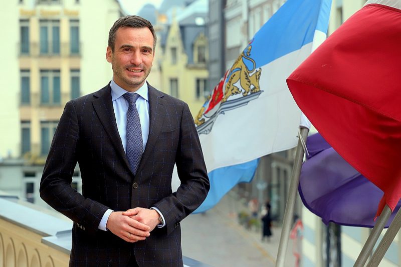 Rīgas domes amatpersonas aicina rīdziniekus vakcinēties, uzrunājot ...