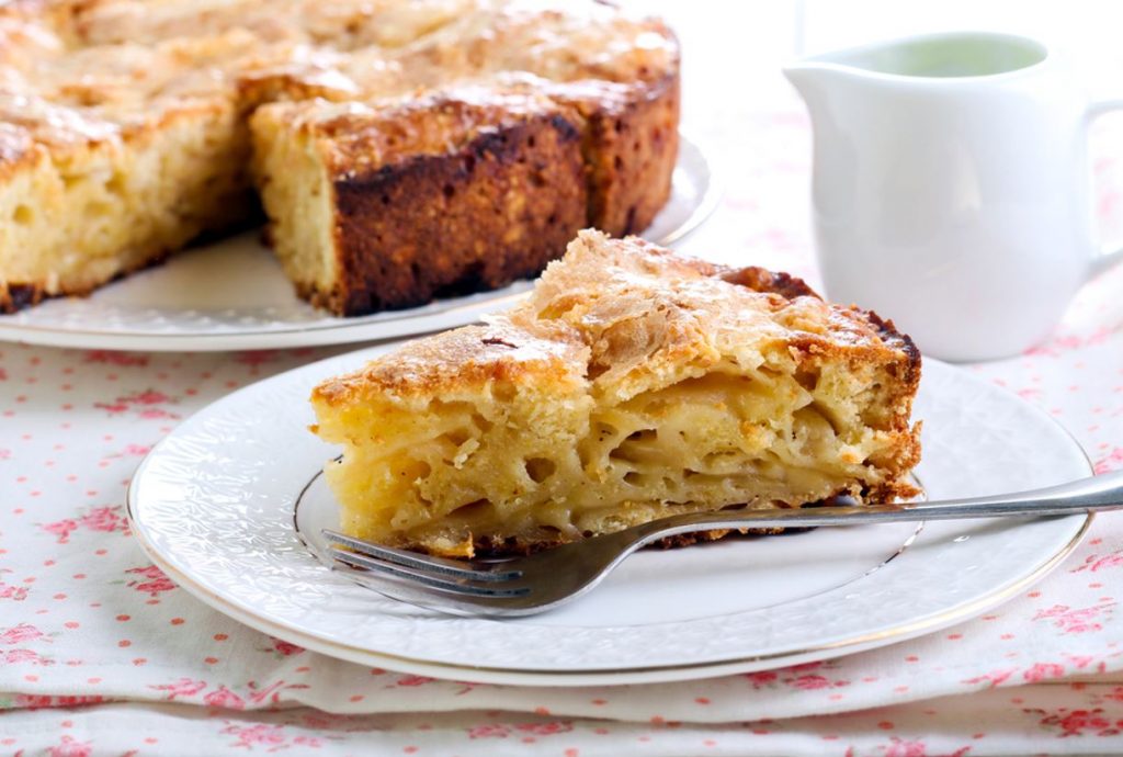 Vienkāršs, bet ļoti gards un aromātisks ābolu pīrāgs. Pa spēkam katram ...