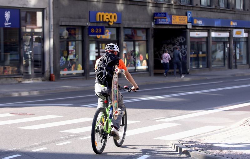 Šokējoši maz velosipēdistu un skūteristu lieto ķiveri | LA.LV