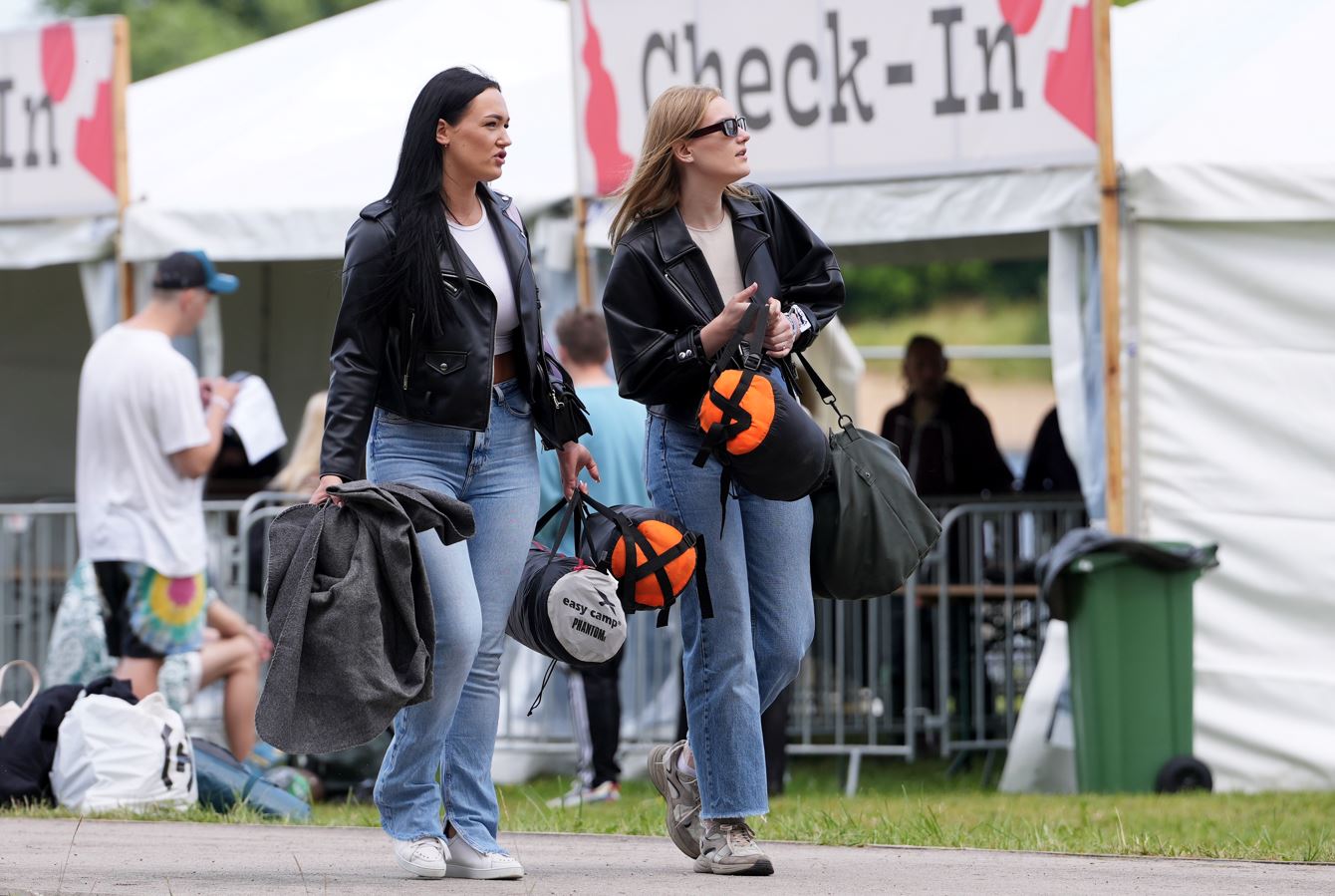 FOTO. Lucavsalā sāk ierasties pirmie festivāla “Positivus” apmeklētāji ...