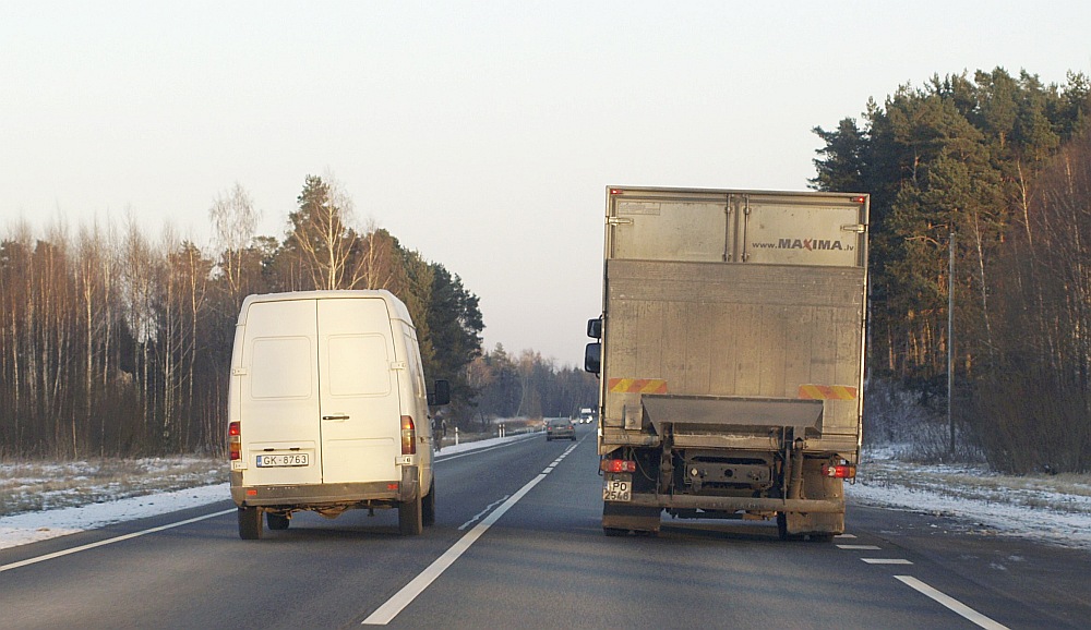 Lai apdzītu smago uz šosejas, vajadzīgs puskilometrs tukšuma pretējā ...