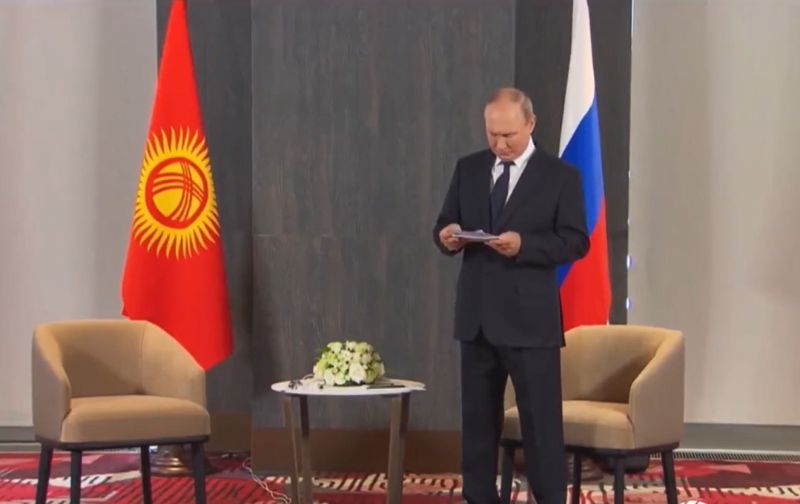 VIDEO. Neveikli mīņājas un nervozi kārto dokumentus: Putins atkal ...