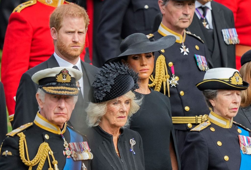 FOTO. “Kamilla gandrīz aizrijās ar tēju”: princis Harijs neierasti ...