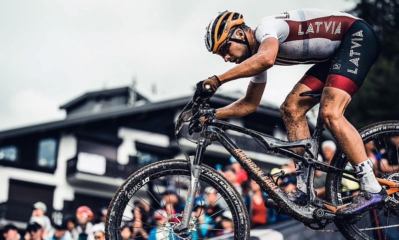 Rezultāts saliekas kā puzle: kalnu riteņbraucējs Blūms turpina tiekties ...