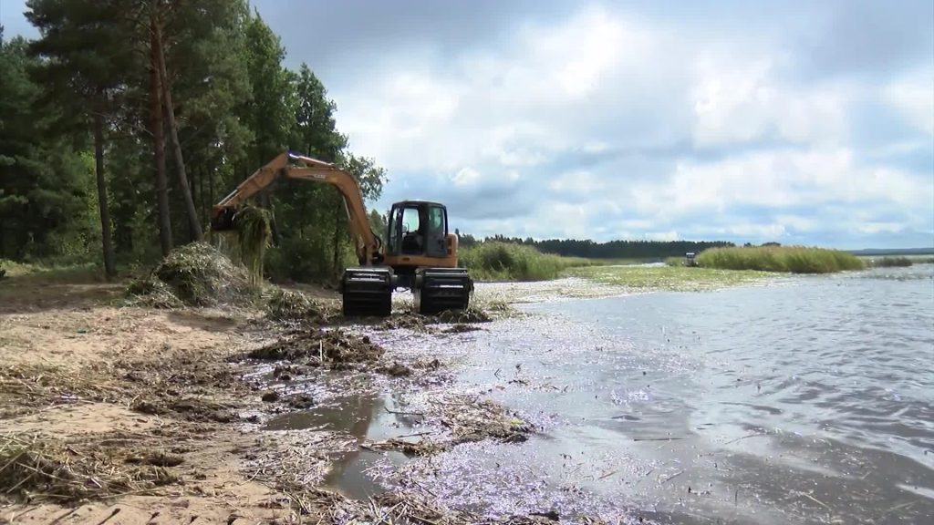VIDEO. Rāznas ezerā notiek ekoloģiskā stāvokļa uzlabošanas darbi | LA.LV