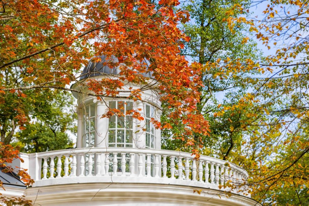 Ceturtdien vējš pūtīs stiprāk un būs rudenīgi silts. Laika prognoze | LA.LV