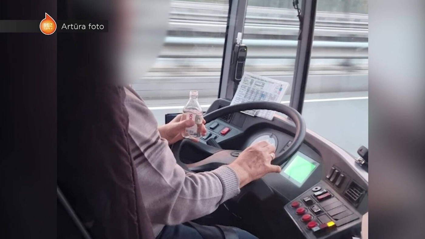 FOTO, VIDEO. Autobusa šoferis brauc pa Rīgu ar šņabja pudeli rokās ...