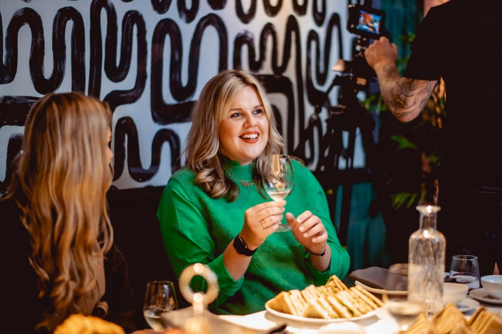 FOTO. Influenceri un slavenības tiekas īpašā pēcpusdienas tējas ...