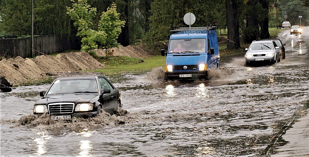Rudeņos visbiežāk notiek avārijas uz ceļiem. Kāpēc tieši rudenī? | LA.LV