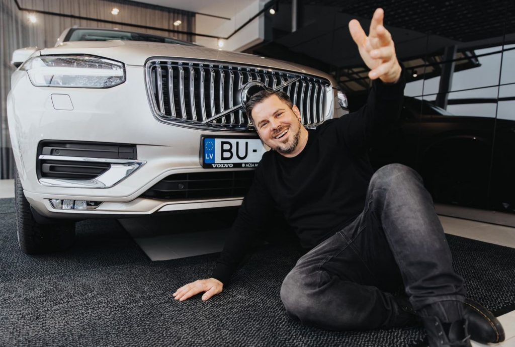 FOTO. “Vai nav burvīgs auto?” Mūziķis Intars Busulis ticis pie luksus ...