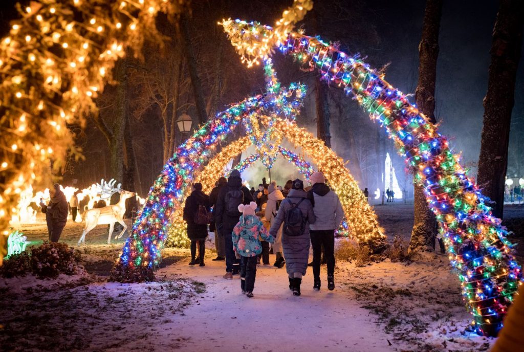 FOTO. Pasakaini skati! Pakrojas muižā atklāts vērienīgs gaismas parks ...