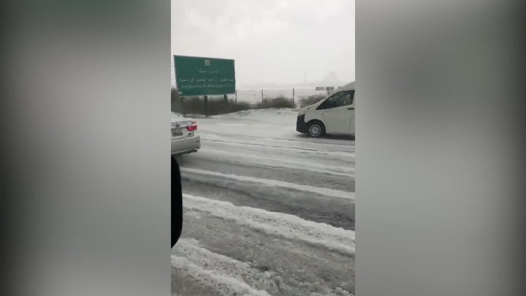 VIDEO. Tuksneša karstais punkts Kuveita piedzīvojusi neierastu krusas ...