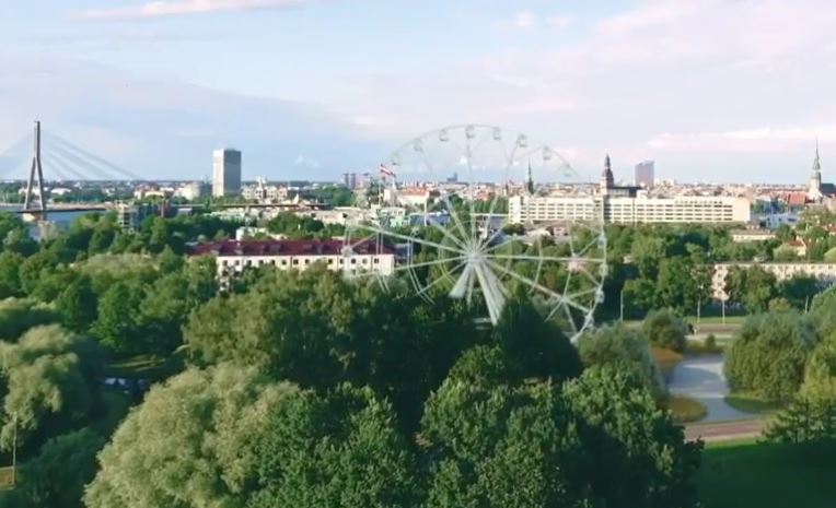 Šodien tiks atvērts panorāmas rats Uzvaras parkā. Cikos to varēs ...