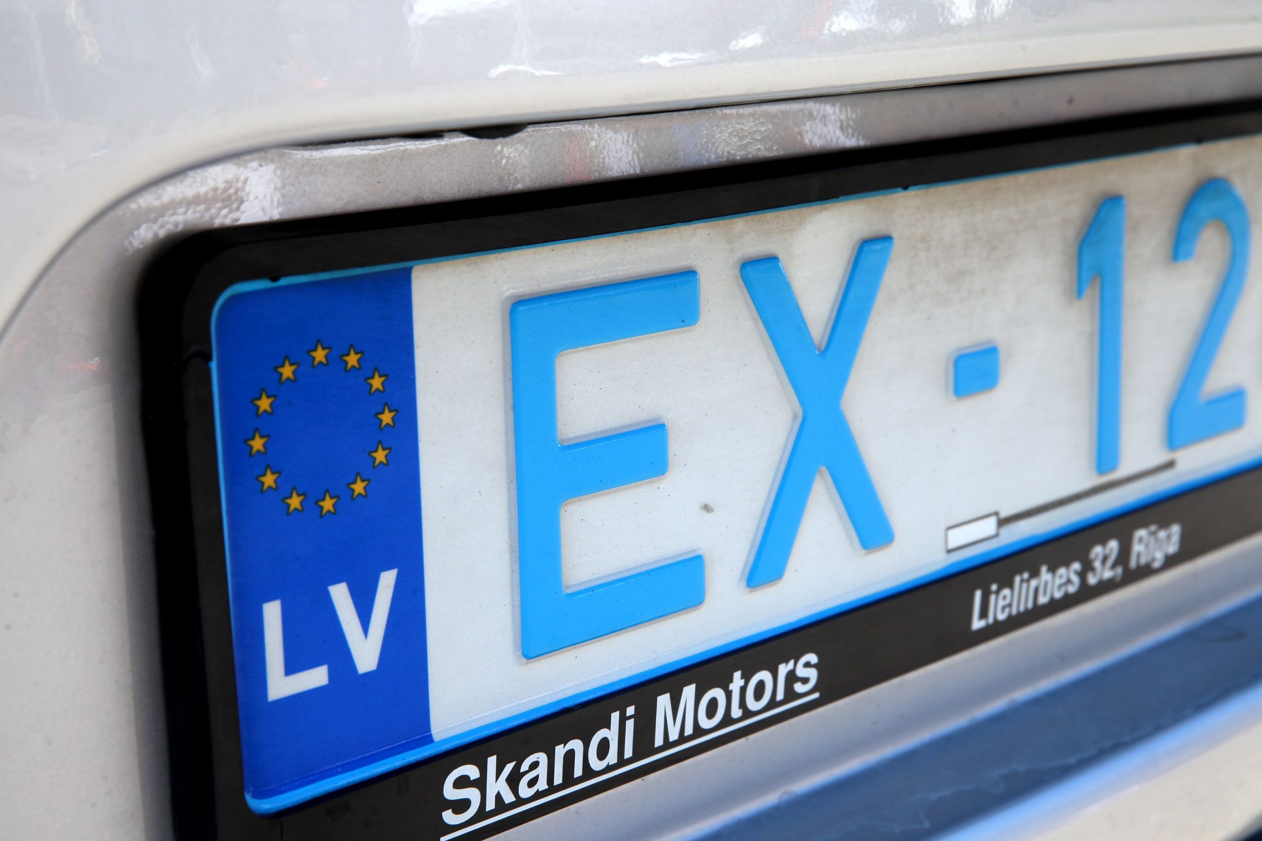 Vēlies īpašo numuru savam auto – nenokavē! Šovakar e-CSDD izliek ...