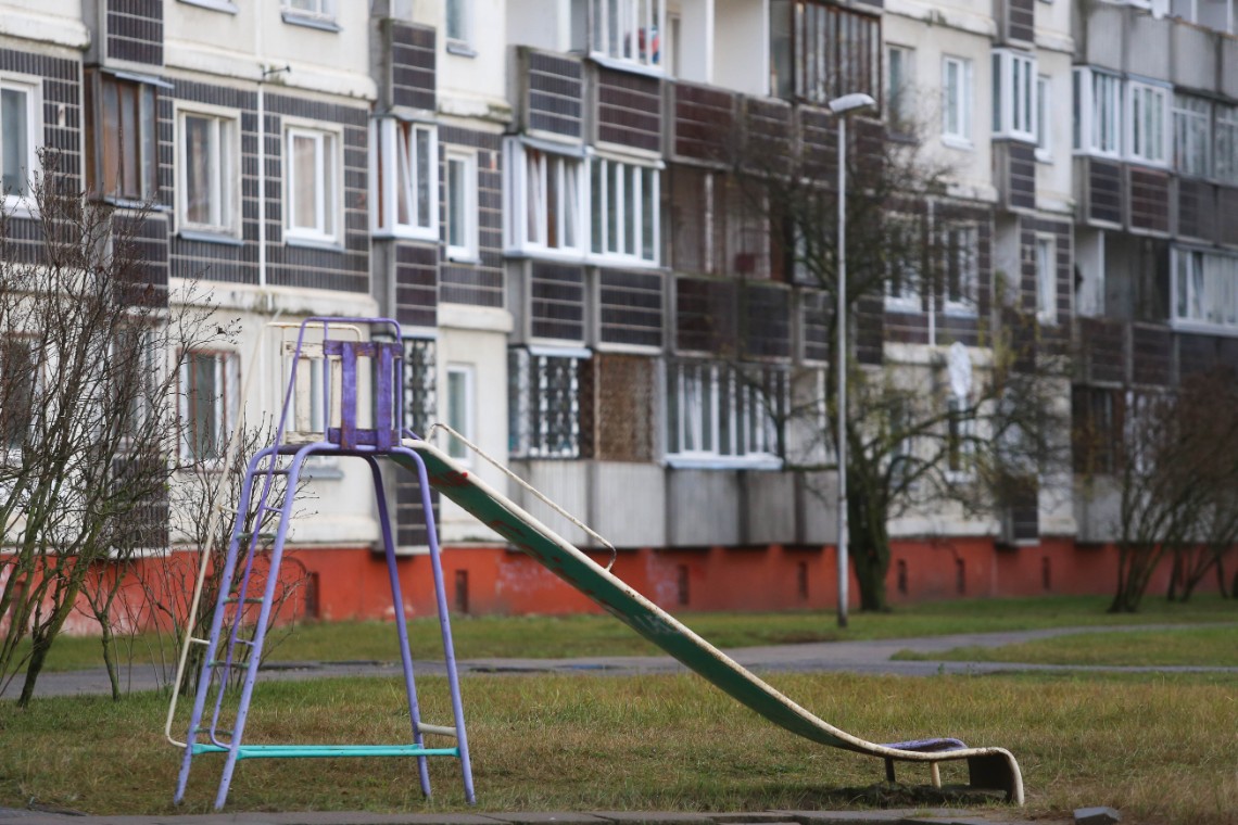 Jēkabpilī pa logu izlēcis pusaudzis – kaimiņi jau iepriekš pamanījuši ...