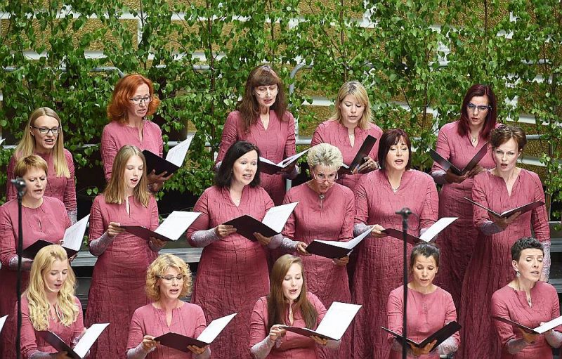 Biļešu un koru kari nerimst. Gatavošanās darbi daudzās jomās nenorit ...