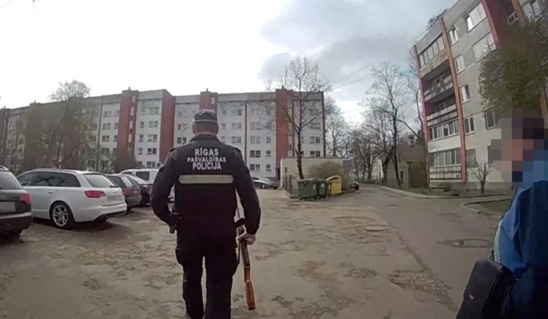 Kaijas traucē gulēt un ķērc uz balkona! Vecmīlgrāvī aizturēts vīrietis, kurš šauj kaijas | LA.LV