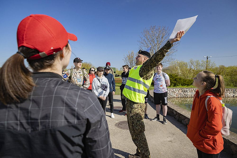 Jaunieši var gatavoties pirmajam iesaukumam. Kā notiks pieteikšanās dienestam? | LA.LV