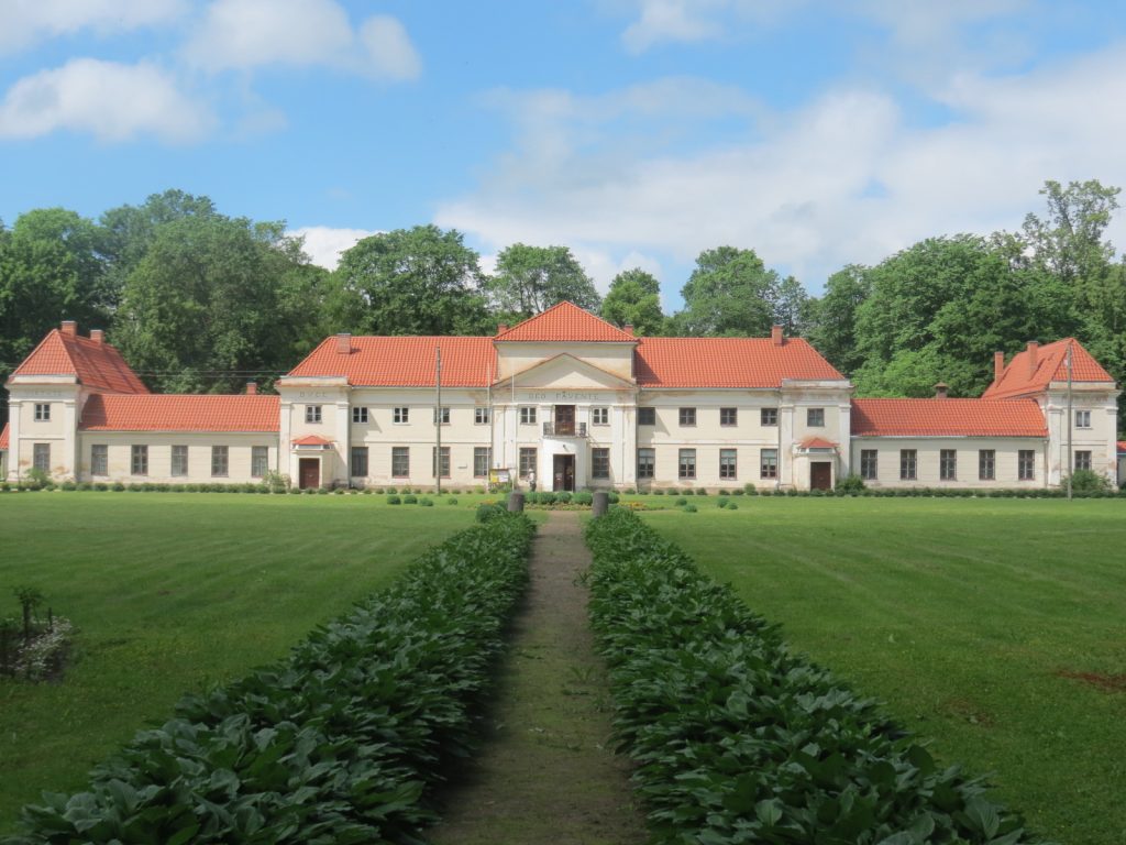 FOTO. Apceļojam Latvijas pilis! Varakļānu muižas pils: tās sienās esot ...