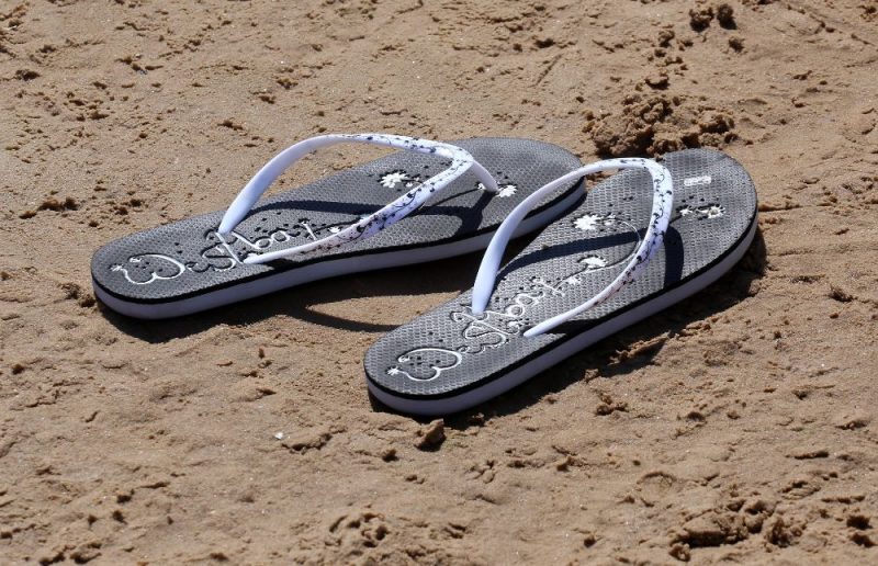 Zvana skatītājs: Čībiņas smuki iepakotas, bet atverot tās smird līdz ...