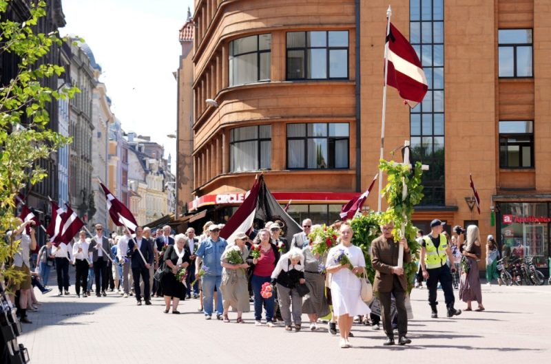 FOTO. Rīgā piemin 1941.gada 14.jūnija PSRS režīma veiktajās ...