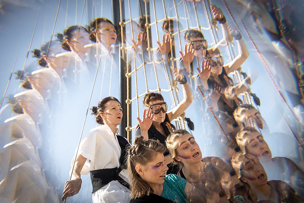 „Sirēnas dzied Liepājā”. Liepājas Leļļu teātra izrādes “Sirēnas dziesma ...