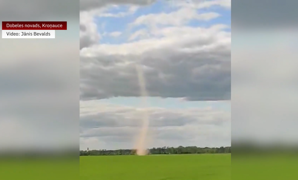 VIDEO. Novērots iespaidīgs putekļu virpuļviesulis jeb velna slota ...