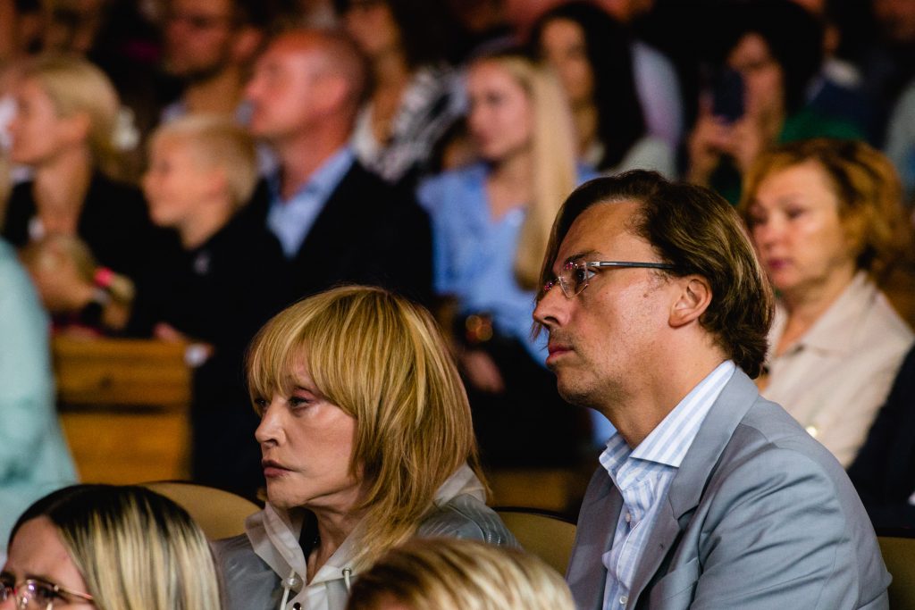 VIDEO. Skatītāju ovācijas un sajūsma: krievu komiķis Maksims Galkins ...