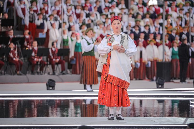 FOTO. Līdz dvēseles stīgām…Skanot Latvijas valsts himnai un Brauna ...