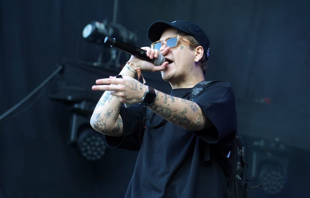 VIDEO. Prusax uzstāšanās laikā iekarsuši skatītāji sagāž norobežojošo ...