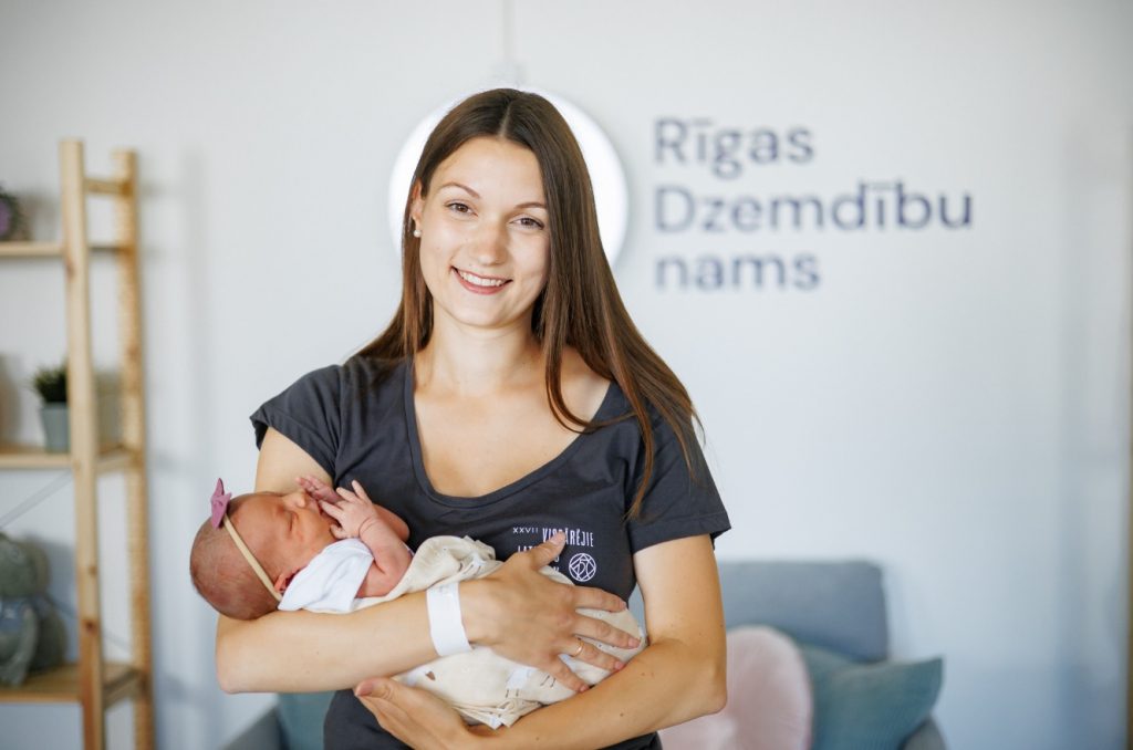 VIDEO. Dziesmu svētkos piedzimusī meitenīte Anne kopā ar māmiņu no ...