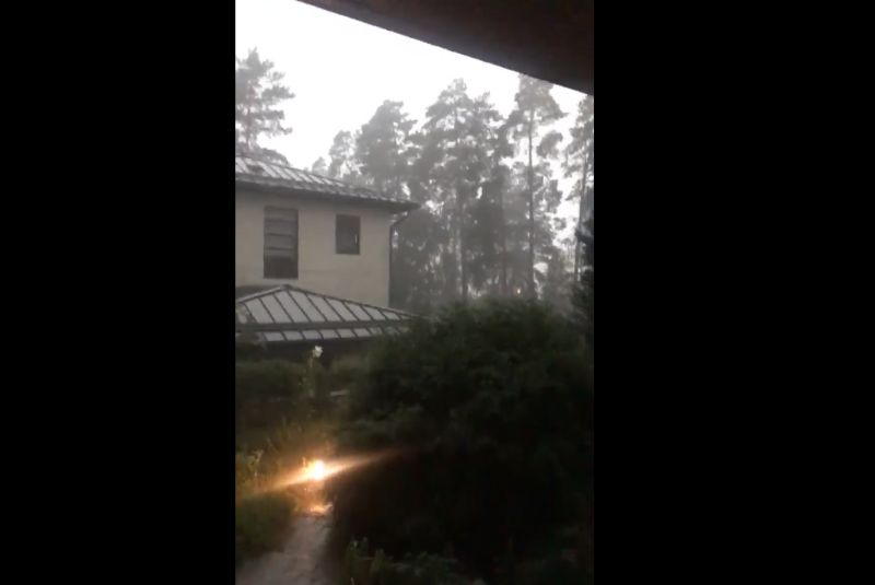 VIDEO. Sociālajos tīklos publicēts video, kurā redzams, ka ar negaisu ...
